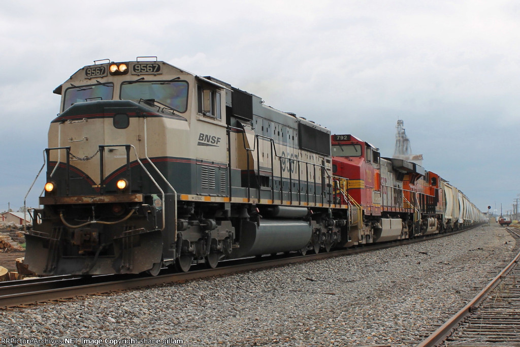 BNSF 9567 leads a freight train nb thur old monroe.